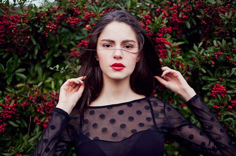 여자 갈색 머리 빨간 립스틱 꽃 뷰어를보고 야외 여성 얼굴에 머리카락 Hd 배경 화면 Wallpaperbetter