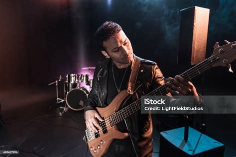 베이스 기타와 함께 무대에서 하드 록 음악을 수행 하는 일렉트릭 기타 선수 락가수에 대한 스톡 사진 및 기타 이미지 락가수