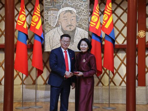 Баялаг бүтээгчдэд төрийн дээд шагнал одон медаль гардууллаа