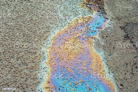 젖은 아스팔트에 기름 얼룩 웅덩이는 여러 가지 빛깔의 기름 줄기로 오염됩니다 환경 오염 기름 유출 및 환경 문제의 개념 0명에 대한 스톡 사진 및 기타 이미지 Istock