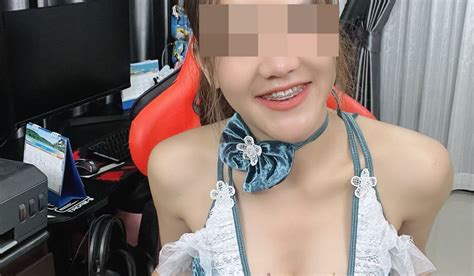 รวมรูปภาพของ งานเข้า มดออย แน๊กแน๊ก 2 ดาวทวิตสุดเซ็กซี่ ถึงคิวต้องเข้ารับทราบข้อหาชวนเล่นพนัน