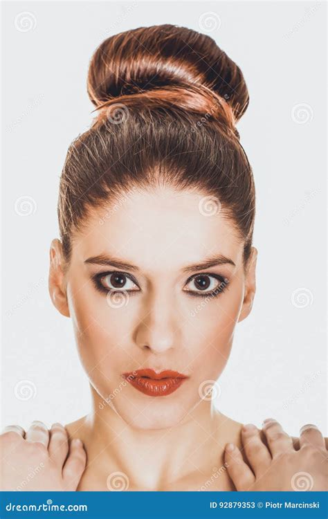 La Mujer Con Las Tetas Al Aire Hermosa Con Compone Imagen De Archivo