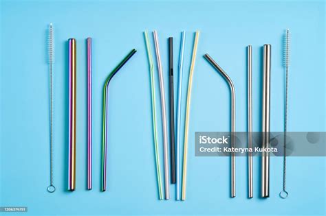 환경을 돌보는 현대의 추세 일반적인 플라스틱 빨대와 같은 청소 도구가 있는 다양한 모양과 직경의 재사용 가능한 금속 음료 빨대 키트 밀짚에 대한 스톡 사진 및 기타 이미지