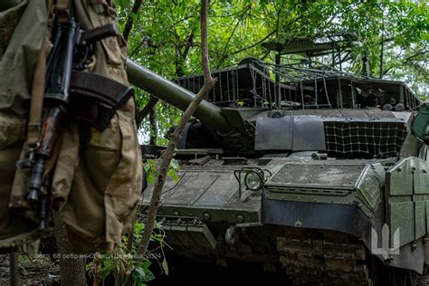 Soldiers of the 68th Brigade take over two Russian tanks and an IFV ...