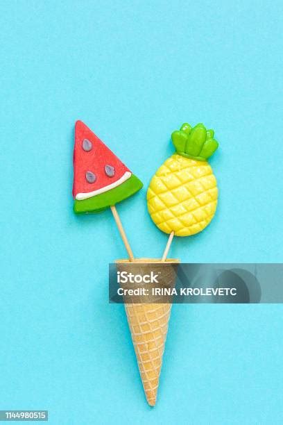파인애플과 박 롤리팝 블루 종이 배경에 아이스크림 와플 콘에 개념 안녕하세요 여름 휴가 또는 휴일 창조적 인 평면도 템플릿 인사말 카드 엽서 개념에 대한 스톡 사진 및 기타