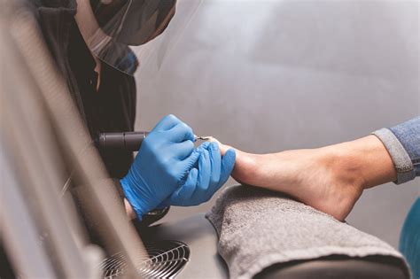 페디큐어 마스터 광택 측면보기를 적용하기 전에 네일 파일 드릴 손톱을 연마 건강관리와 의술에 대한 스톡 사진 및 기타 이미지 건강관리와 의술 건강한 생활방식 고객