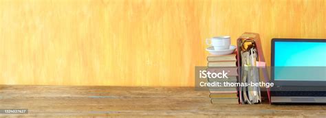 책 파일 폴더 및 오래된 노트북 컴퓨터 홈 오피스 홈 스쿨링 독서 교육 비즈니스 개념의 스택 무료 복사 공간 파노라마 0명에 대한 스톡 사진 및 기타 이미지 Istock