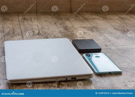 Objetos Tecnológicos En Una Tabla Imagen De Archivo Imagen De Descargar Objeto 153973415