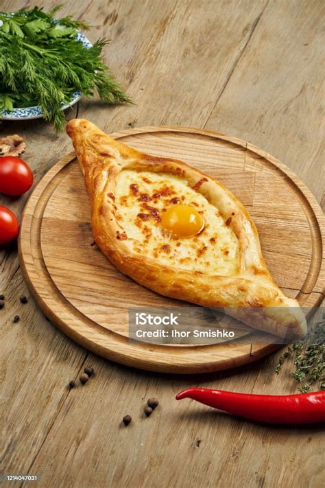 맛있는 전통 아자리안 카차푸리와 달걀 노른자를 나무 쟁반에 얹은 오픈 구운 파이 전통 그루지야어 음식 0명에 대한 스톡 사진 및 기타 이미지 Istock