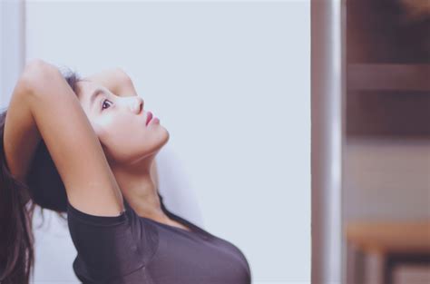 무료 이미지 사람 소녀 여자 사진술 다리 초상화 모델 손가락 레이디 긴 머리 닫다 인간의 몸 얼굴 눈