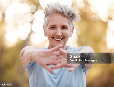 초상화 노인 여성과 스트레칭 손 야외 활동 및 은퇴 건강 및 피트니스를 위한 운동 노인 여성 성숙한 여성 훈련을 위한 운동 건강한 생활 방식 및 웰빙을 위한 미소 55 59