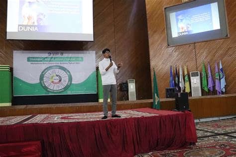 뒤에 스크린이있는 연단 앞에 서있는 사람 사진 Unsplash의 무료 화면 이미지