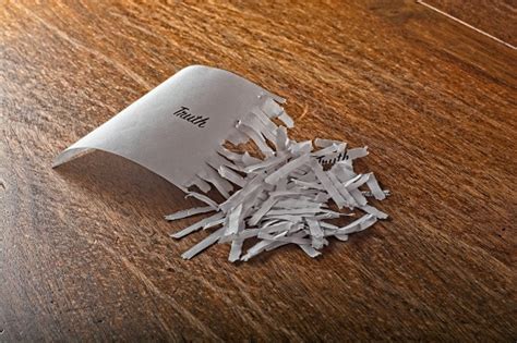 진실 개념의 파쇄는 스트립 컷 파쇄 종이의 더미에서 복구 단어 진실을 보여줍니다 범죄학에 대한 스톡 사진 및 기타 이미지