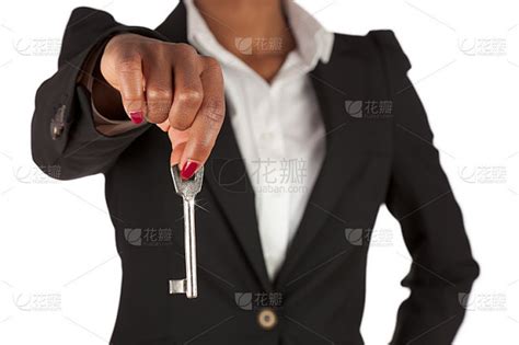 在白底上拿着一把钥匙的女商人