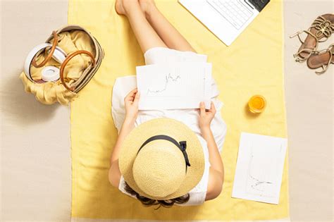 사업가 프리랜서 는 모래 해변의 비치 타월에 앉아 그래픽과 차트와 노트북에서 작업 주스를 마시는 여름 방학 공중 보기 거래자에 대한 스톡 사진 및 기타 이미지 Istock