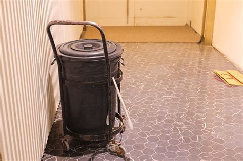 갈색 나무 바닥에 검은 비닐 봉지가있는 검은 섬유 쓰레기통 깨끗한 상태를 유지하고 쓰레기를 처리함으로써 녹색 지구를 사랑하는 환경에 대한 개념 0명에 대한 스톡 사진 및