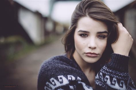 배경 화면 얼굴 여자들 모델 초상화 피사계 심도 갈색 머리의 뷰어를보고 사진술 갈색 눈 스웨터 입술 유행 사람 줄리아 콜드 프론트 소녀