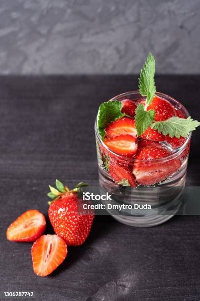 나무 검은 테이블 배경에 반짝이는 안경에 딸기와 민트가 주입 된 물을 복사하십시오 추운 여름 음료 미네랄 워터 0명에 대한 스톡 사진 및 기타 이미지 Istock