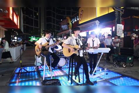 乐队现场弹唱周杰伦稻香柔情男嗓句句走心听得想念家了