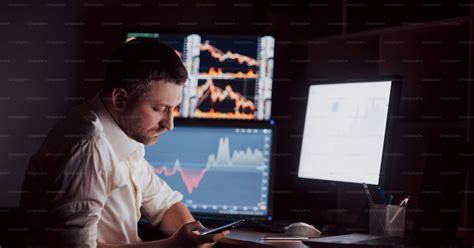 직장에서 현대 기술 사용 창의적인 사무실의 책상에 앉아 디지털 태블릿으로 작업하는 젊은 사업가 사진 Unsplash의 우크라이나 이미지