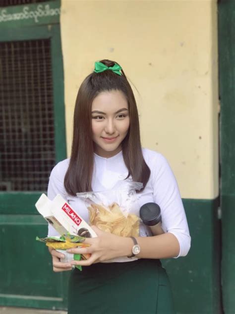 ချစ်စရာကောင်းနေတဲ့ ကျောင်းသူလေးမေမြင့်မိုရ် Myanmarload