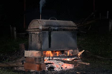 스테이크의 이동식 금속 연기하우스에서 훈제 고기를 요리 훈연실에 대한 스톡 사진 및 기타 이미지 훈연실 휴대용 통신 기기