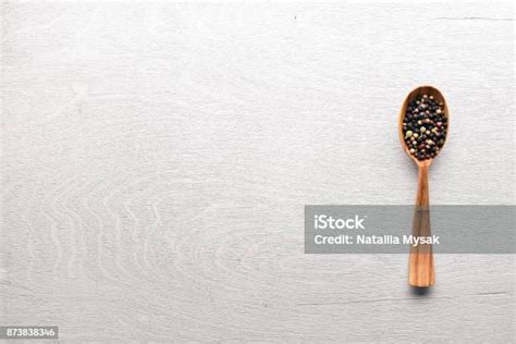 향기로운 향신료의 집합입니다 검정과 빨강 고추 고 수 파프리카의 혼합물 에 나무 배경 최고의 볼 수 있습니다 여유 공간입니다 건조한에 대한 스톡 사진 및 기타 이미지