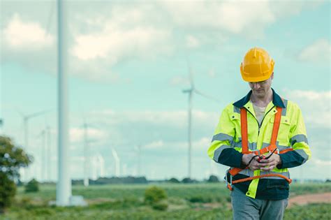 백인 엔지니어 기술자 남성 노동자 일하는 서비스 유지 보수 풍력 터빈 풍력 터빈 발전기 농장 필드 야외 35 39세에 대한 스톡