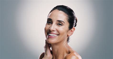 안티에이징 트리트먼트 또는 웰니스 루틴을 위해 스튜디오에서 여성과 함께하는 인물 사진 미소 및 스킨케어 미학 아름다움 및 화장품 얼굴 변형을 위한 회색 배경에 행복한 성숙한