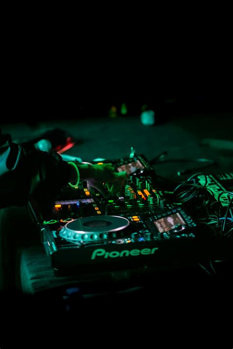 Dj Dj 컨트롤러 Lp 레코드 갑판 개척자 공연 나이트클럽 댄스 음악 댄스 플로어 라이브 공연 뮤지션 믹싱 밤문화 사운드 경험 사운드 보드