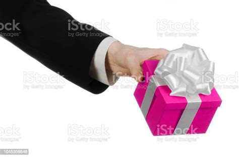 축 하와 선물의 테마 흰색 리본 및 활 스튜디오에서 흰색 배경에 고립 된 가장 아름 다운 선물 핑크 상자에 포장 하는 선물을 들고 손 기념일에 대한 스톡 사진 및 기타