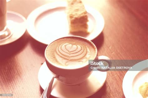 산호 배경에 아름 다운 거품을 가진 세라믹 컵에 커피 아침 식사의 개념입니다 색 해 2019 개념입니다 검은색에 대한 스톡 사진 및 기타 이미지 Istock