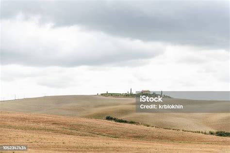 토스카 이탈리아 보았다고 갈색 언덕 상단과 농장 풍경 목가적인 아름 다운 초원 필드 사이프러스 나무에 집 빌라 발 Dorcia 시골 경관에 대한 스톡 사진 및 기타 이미지