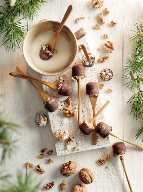 호두를 곁들인 핫 초콜릿 스푼 캘리포니아 호두협회