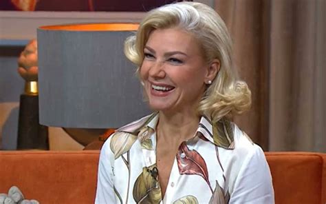 Az Ves Barta Sylvia Egy Sz L Bikiniben Szalad Ki A H Ba L Legzetel Ll T Az Instagram