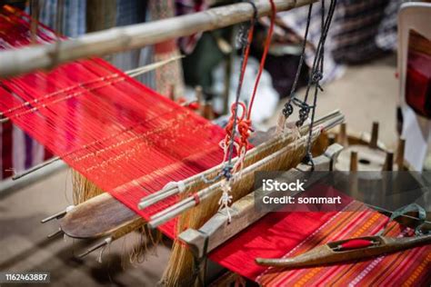 직조 기계 가정용 직조 전통적인 태국 실크 직조에 사용됩니다 태국의 섬유 생산 고대의에 대한 스톡 사진 및 기타 이미지 고대의 공예 공장 산업 건물 Istock