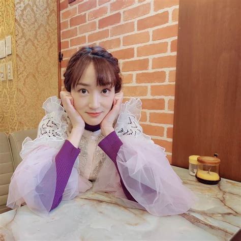 高梨臨さんのインスタグラム写真 高梨臨instagram「さて、今夜はアンラッキーガール！第7話の放送です。 ド派手な衣装😂 今夜は指宿さんの娘さんのお話。 是非ご覧ください〜」11月