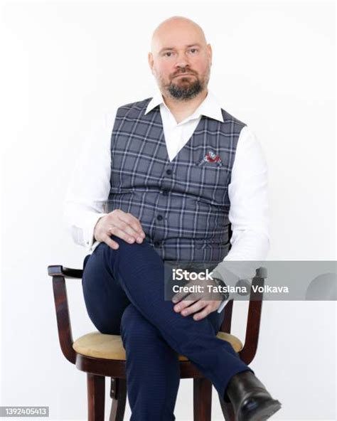 회색 조끼 파란색 청바지 다리가 교차 된 의자에 앉아있는 흰색 셔츠를 입은 우아한 중년 사업가의 초상화 35 39세에 대한 스톡 사진 및 기타 이미지 Istock
