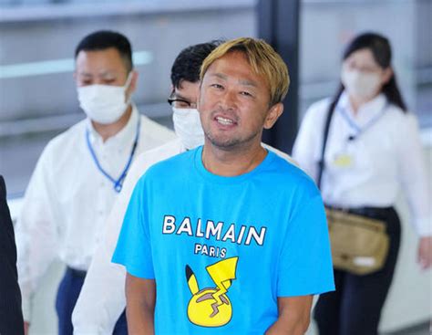 ガーシー容疑者を逮捕、警視庁に移送へ 金髪tシャツ短パンサンダル姿 Uaeから成田空港着 社会 日刊スポーツ