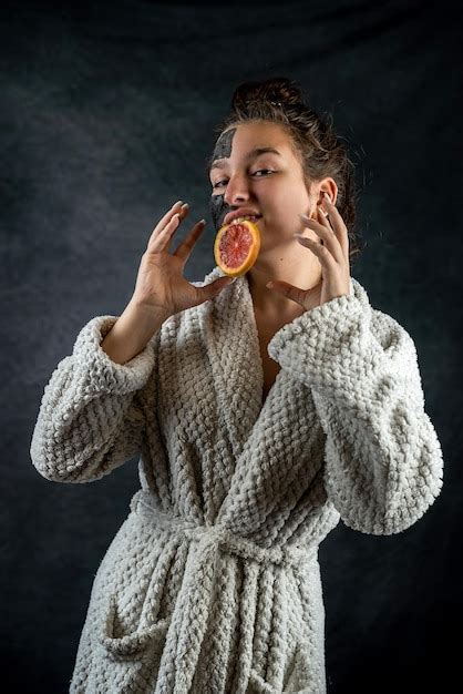 Hermosa Chica En Bata De Ba O Blanca Con M Scara Facial Negra Con