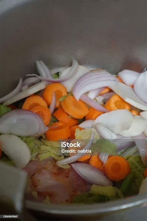 캐서롤 요리 프랑스 요리에서 요리되는 스튜 야채 소시지 돼지 고기 0명에 대한 스톡 사진 및 기타 이미지 0명 고기 당근