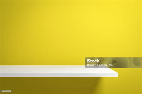 현대 최소한의 개념으로 생생한 노란색 벽 배경에 빈 선반의 전면보기 전시를 위한 방 선반의 표시 사실적인 3d 렌더링 0명에 대한 스톡 사진 및 기타 이미지 Istock