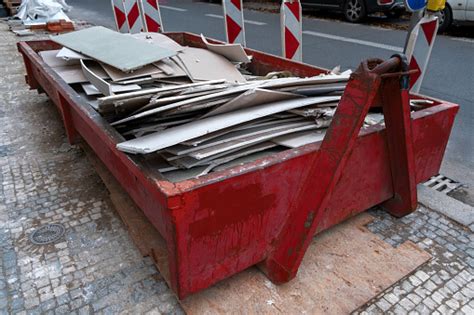 쓰레기 수거통 폐기물에 적재 된 사용한 건식 벽체 더미 건설 폐기물로 채워진 금속 빨간색 용기 건설 현장 근처 0명에 대한 스톡 사진 및 기타 이미지 Istock