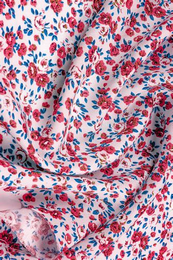 배경 텍스처 작은 붉은 꽃으로 얇은 코 튼 원단 중간 무게 누비이 불된 천으로 또는 면 직물 작은 여름 꽃 분홍색 보라색 노란색 녹색 잎 흰색 바탕에의 0명에 대한 스톡