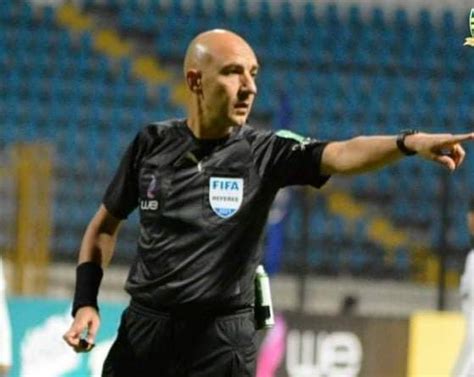 الحكم محمد عادل يطرد حاملي الكرات في مباراة بتصفيات أمم أفريقيا فيديو