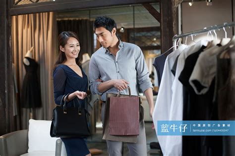 年轻夫妇在服装店挑选衣服 蓝牛仔影像 中国原创广告影像素材