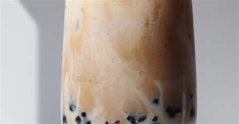 간단한 배경 갈증 해소 고급차 깨끗한 유리 냉각 냉장 음료 달콤한 달콤한 대접 디저트 라떼 맛있는 맛있는 음료 무알콜 미니멀리스트 디자인 미니멀한