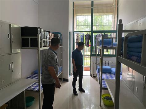 智能汽车工程系主任视察新生宿舍 烟台汽车工程职业学院智能汽车工程系