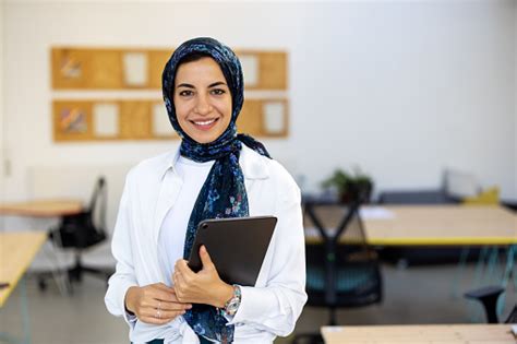 스타트업 사무실에 서 있는 중동 부활절 사업가의 초상화 컴퓨터 프로그래머에 대한 스톡 사진 및 기타 이미지 컴퓨터 프로그래머