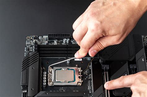 컴퓨터 Cpu 설치 마스터의 손은 컴퓨터 마더보드에 프로세서 칩을 설치합니다 컴퓨터 조립 및 수리 클로즈업 Cpu에 대한 스톡